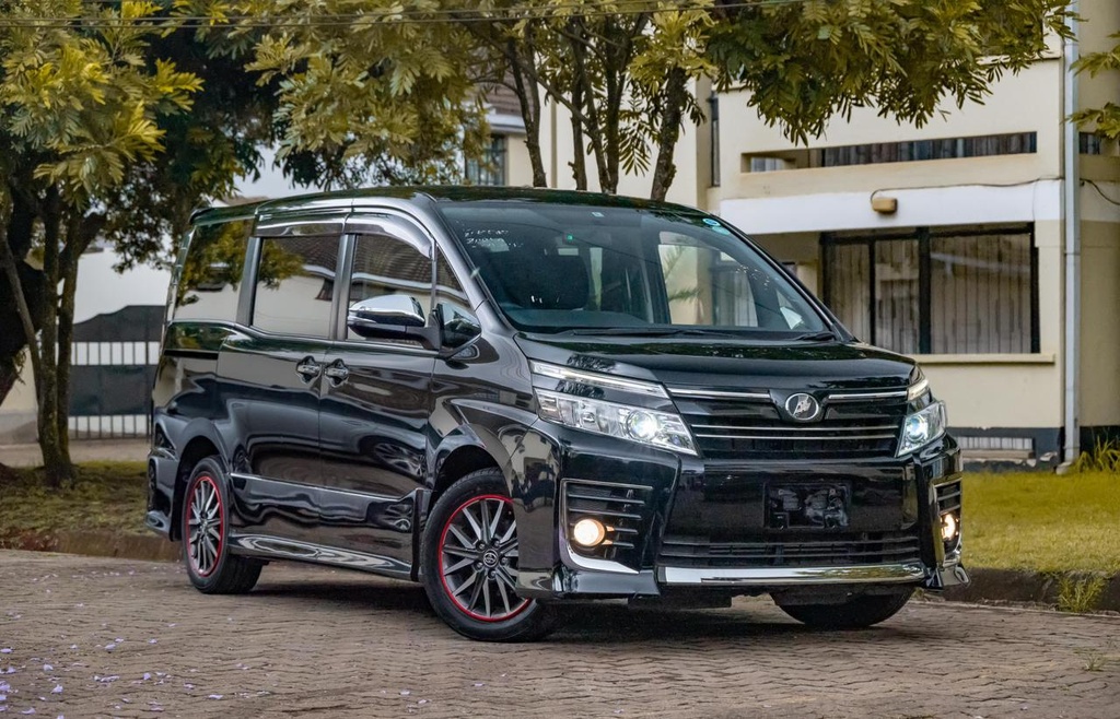 Toyota Voxy | CarBizz